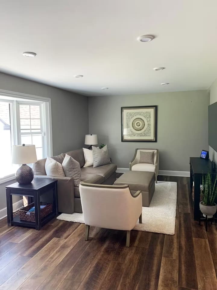 Modern 5 Bed/3ba • Bright, Spacious & Updated - Warren, OH
