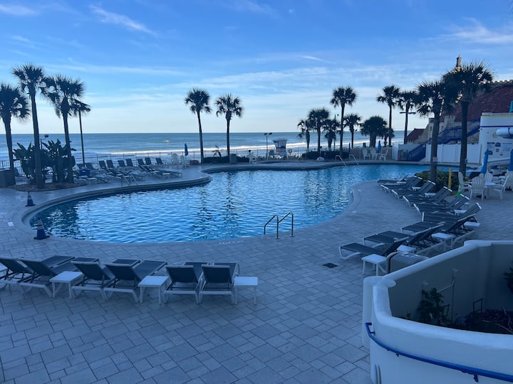 Coastal Paradise 2/2 Ocean View Condo 24th Floor - Daytona Beach, FL