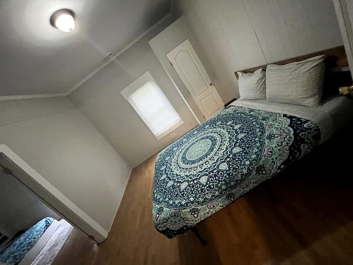 2 Br 1 Ba House 1 Min Walking From Uncsa + Pet Fee - Winston-Salem, NC