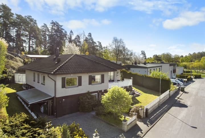 Stilrent Boende Med Bastu I Lugnt Villaområde - Tumba