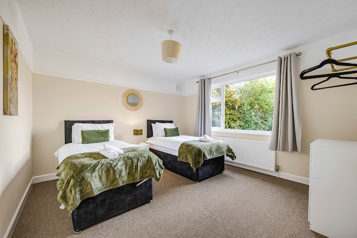 Longstomps House Sleeps 10 With Parking For 3 - Chelmsford