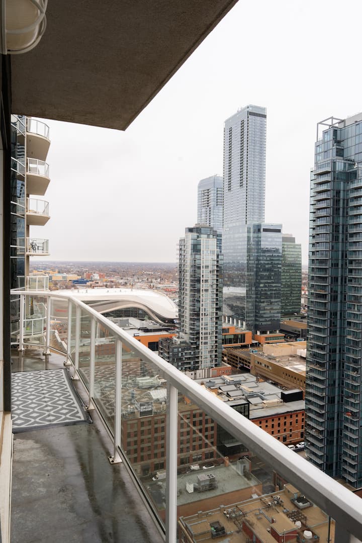 Downtown Condo | 2 Bedrooms + 2 Parking Spaces - Edmonton, Canada