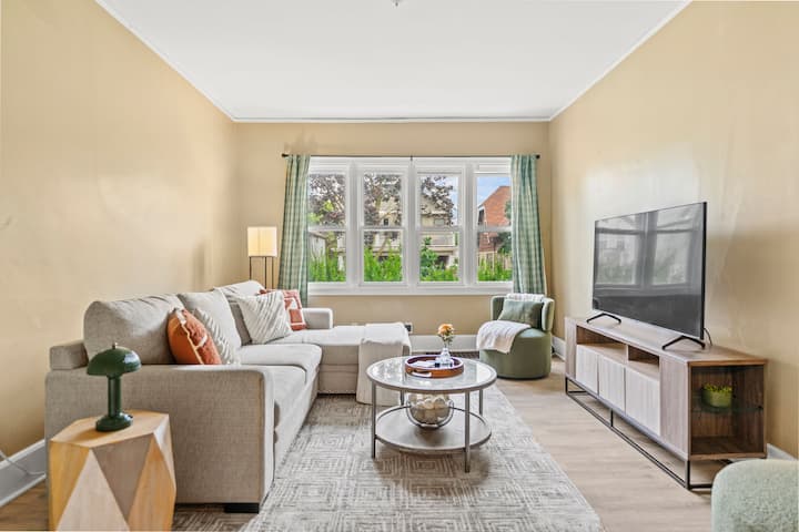 2 Full Homes On 1 Lot, Sleeps 16, Brady St Retreat - Milwaukee