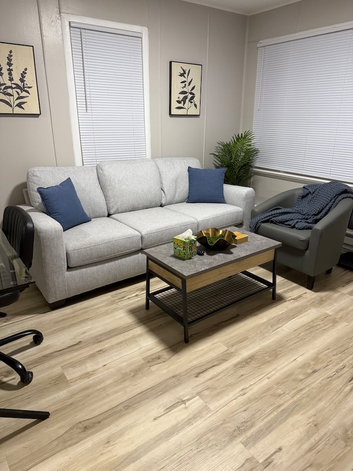 *Snug & Simple* - Your Cozy, Tiny Getaway - Toledo, OH