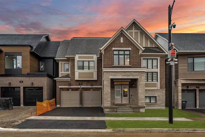 Stunning 7br Luxe ~3 Lounges ~Pool Table ~Sleep 14 - Brampton