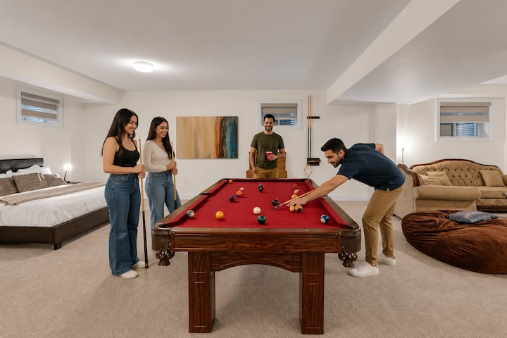 Massive 7br Home | 3 Lounges + Pool Table Fun - Brampton
