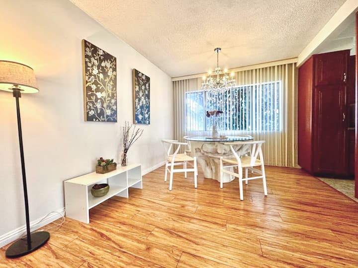 Sunlit Cozy 2bed/2bath Apartment ! - West Hollywood, CA