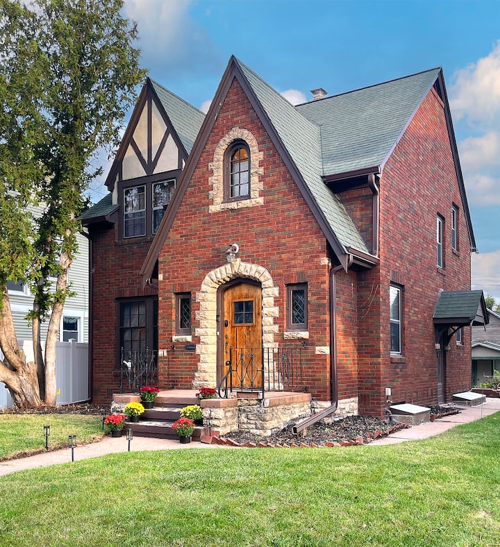 Unique, Art Deco Tudor Getaway - Cedar Rapids, IA