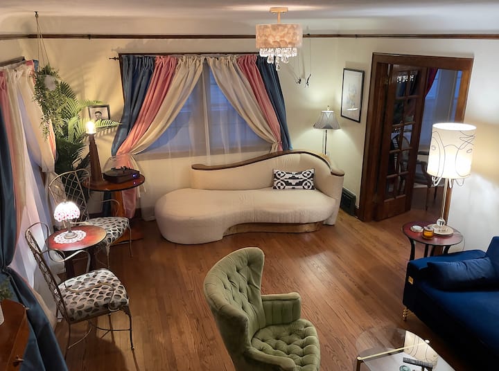 Unique, Art Deco Tudor Getaway - Cedar Rapids, IA