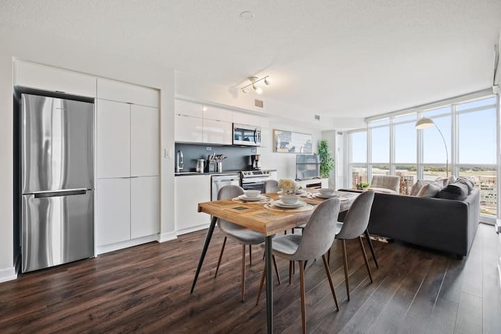 Vibrant Stay With Skyline Views + 1 Free Parking - Mississauga