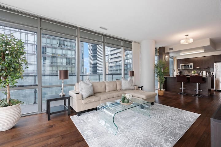 Bright & Bold Condo In The Heart Of It All - Toronto, ON