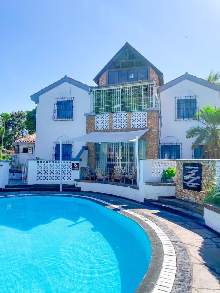 A 9br Villa With 10 Beds. Main House Is A 3br - Mombasa