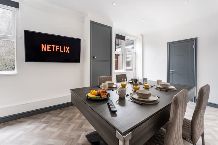 Modern Church Rd Flat Sleeps 8 + Pool Table Dining - Newport