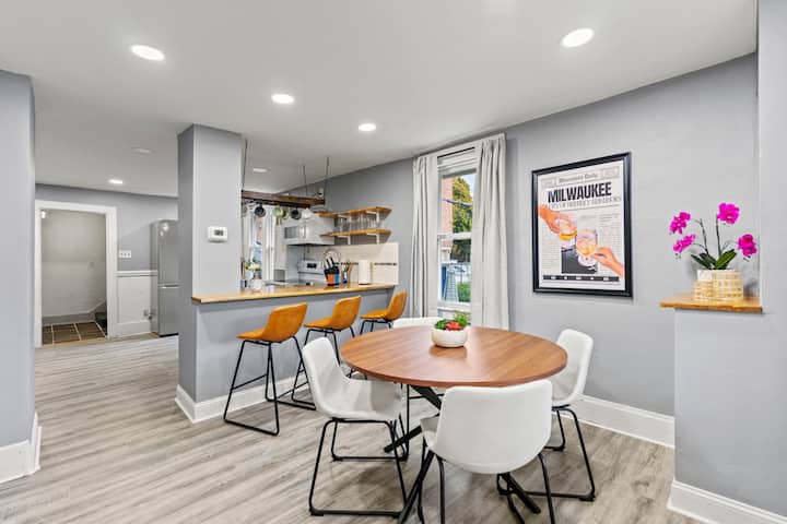 Brady St Retreat Back House | Sleeps 7 & Pets - Milwaukee