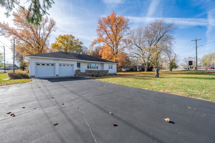 Modern 3br Home Minutes From Campus & Restaurants - DePauw University, Greencastle