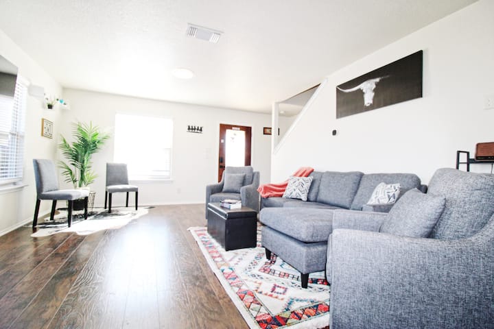 Family-friendly Home W/ Patio — Perfect Location! - Oak Hills - San Antonio