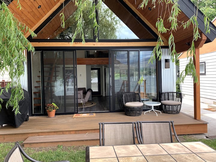 Romantic Lakefront Chalet - Oroville, WA