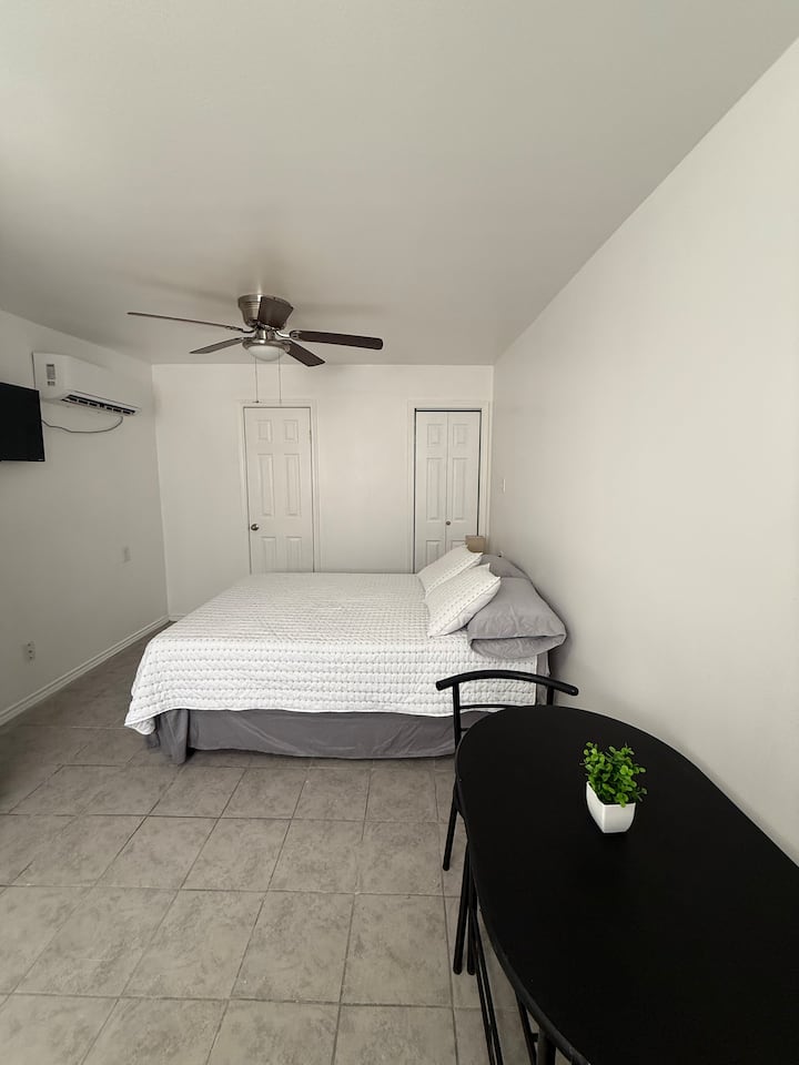 Charming Studio Getaway In Laredo - Laredo, TX