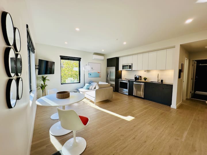 Sunny Modern 1br W/ Designer Kitchen & Finishes - Providence, RI