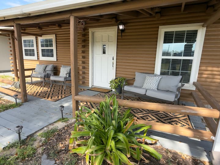 Lakeside Log Cabin Retreat - Corpus Christi, TX