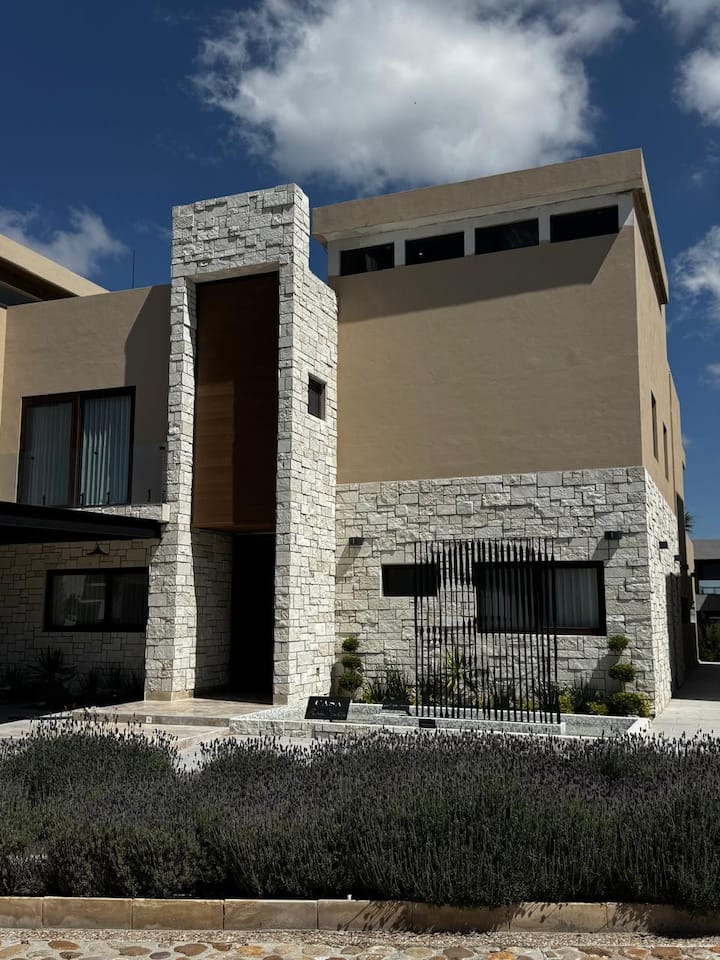 Casa Frida Kahlo

Elegante Y Nuevo Alojamiento. - 산 미겔 데 아옌데