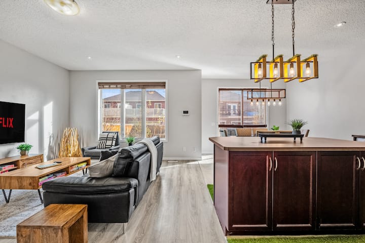 3br Detached Home » Garage » Fireplace » Jacuzzi - Airdrie