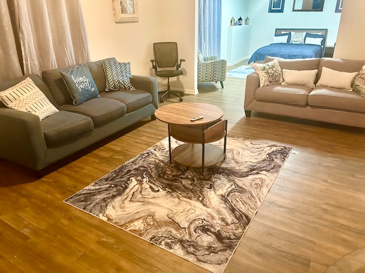 Comfort Meets Cozy Charm, Private Studio Retreat - 石山