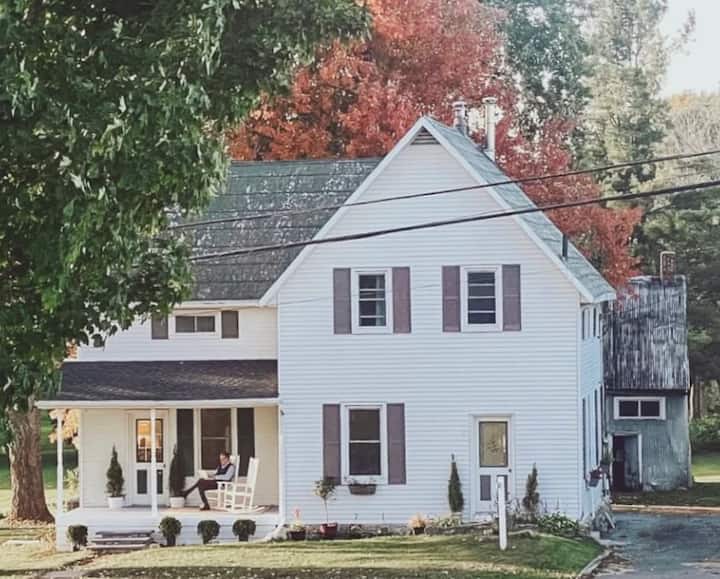 Romantic Winery Escape – Champlain Suite - Cornwall