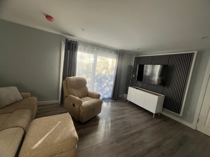 2-bed Flat With Patio, Close To Edinburgh - Livingston