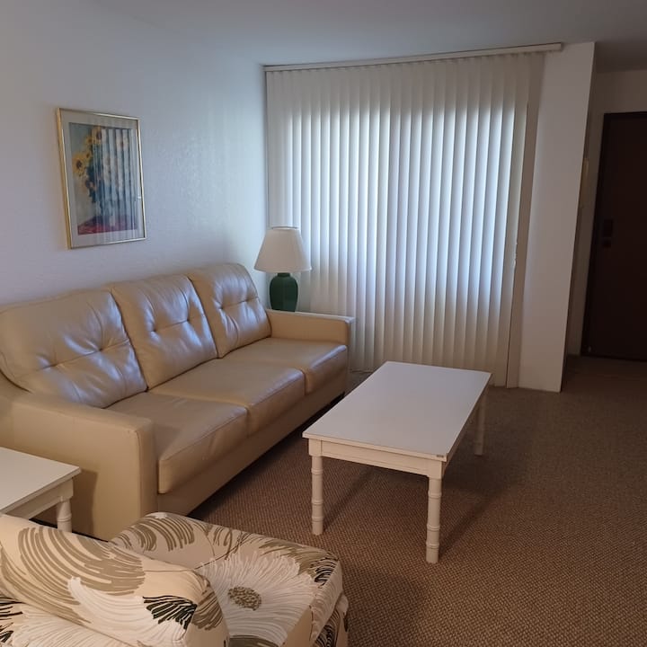 Condo Overlooking Pool With Mountain Backdrop - Palm Springs, CA