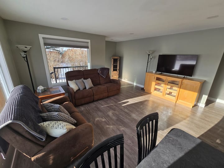 Peaceful Acreage Retreat - Lethbridge