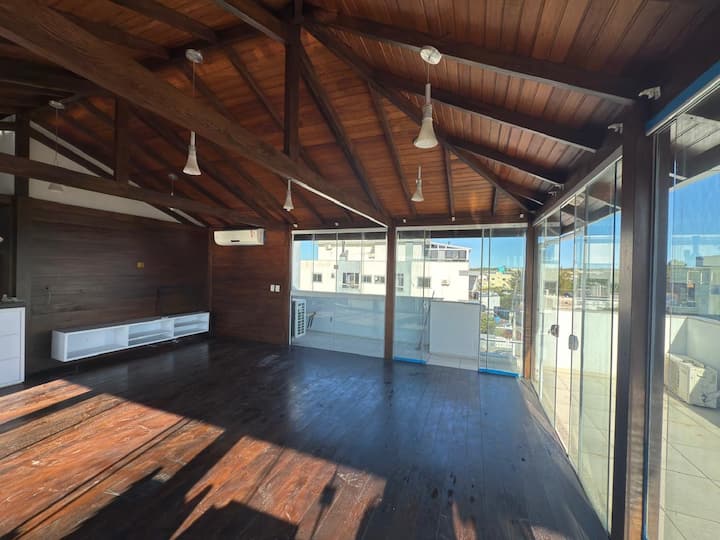 Cobertura Ampla E Bem Arejada, Com Ar Condicionado - Florianópolis