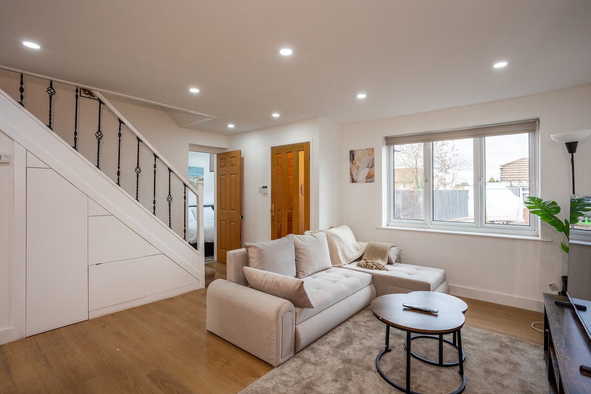 5-Bed Family Home • Parking • Fast WiFi •Leicester - Houses for Rent in ...