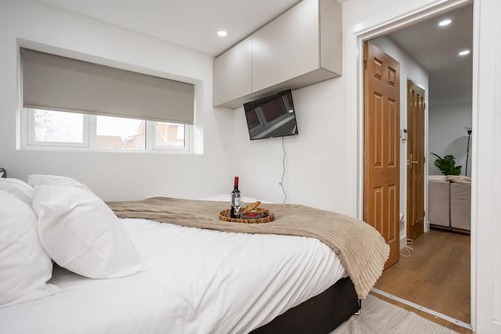 5-bed Home | Contractors & Relocations. - Leicester