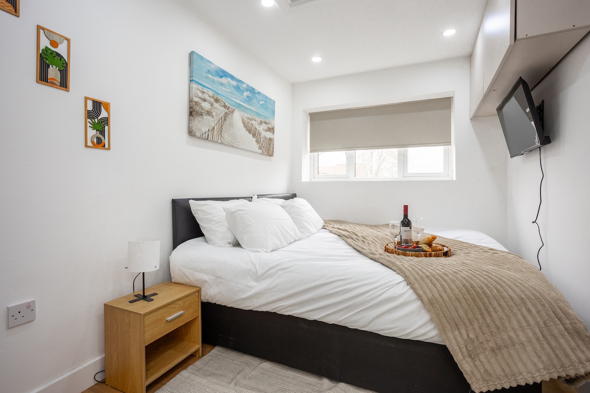 5-Bed Family Home • Parking • Fast WiFi •Leicester - Houses for Rent in ...