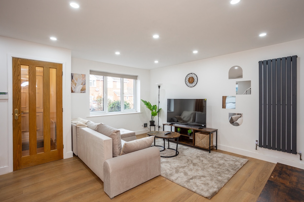 5-Bed Family Home • Parking • Fast WiFi •Leicester - Houses for Rent in ...