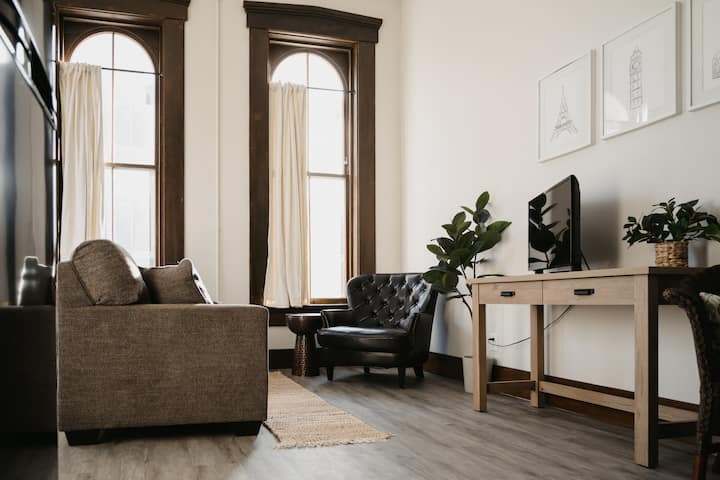 Stylish Downtown Loft Near Depauw Campus - DePauw University, Greencastle