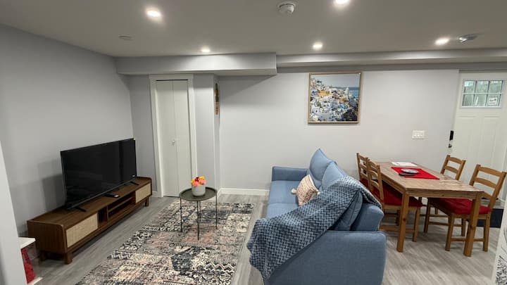 Stylish And Modern Suite-cozy Den Close To Airport - Calgary