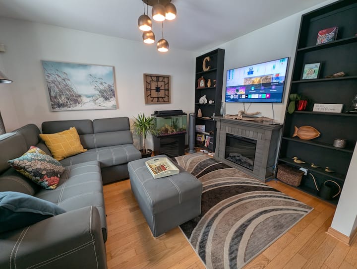 Modern Cozy Home • Peaceful Stay W/ Movie Room - Greater Sudbury