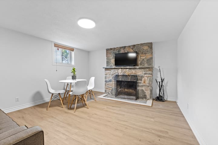 Cozy & Bright Basement Suite | Private Entrance - Toronto