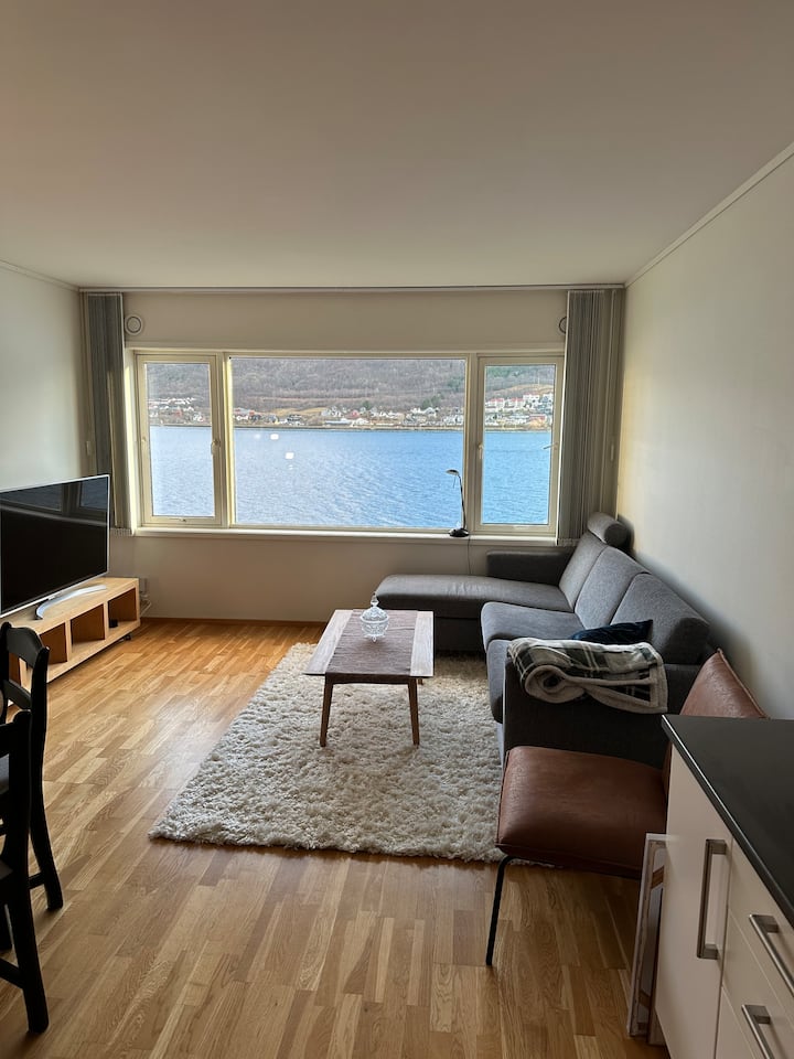 Cozy Seaside Apartment With Arctic Cathedral View - Tromsø