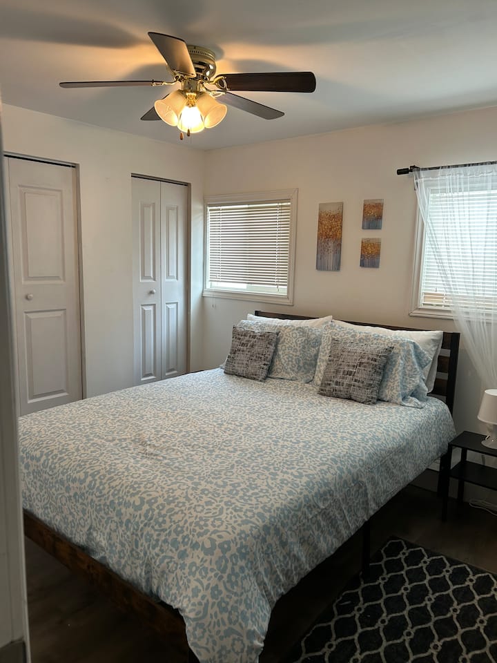 Clean And Cozy Queen Size Bedroom - Three Hills