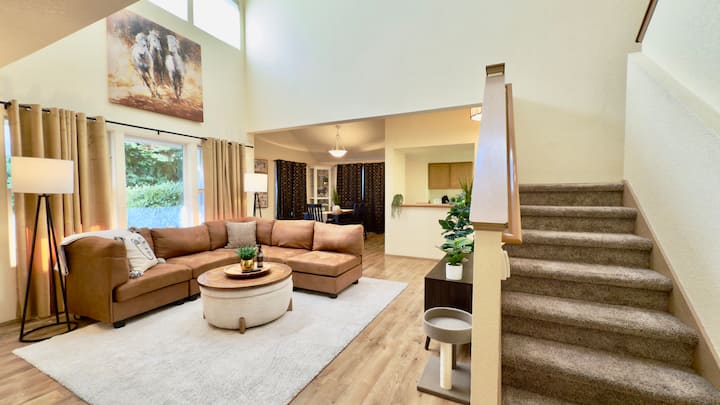 Trailside Home Main Floor Primary Suite Sleeps 6 - Olympia, WA