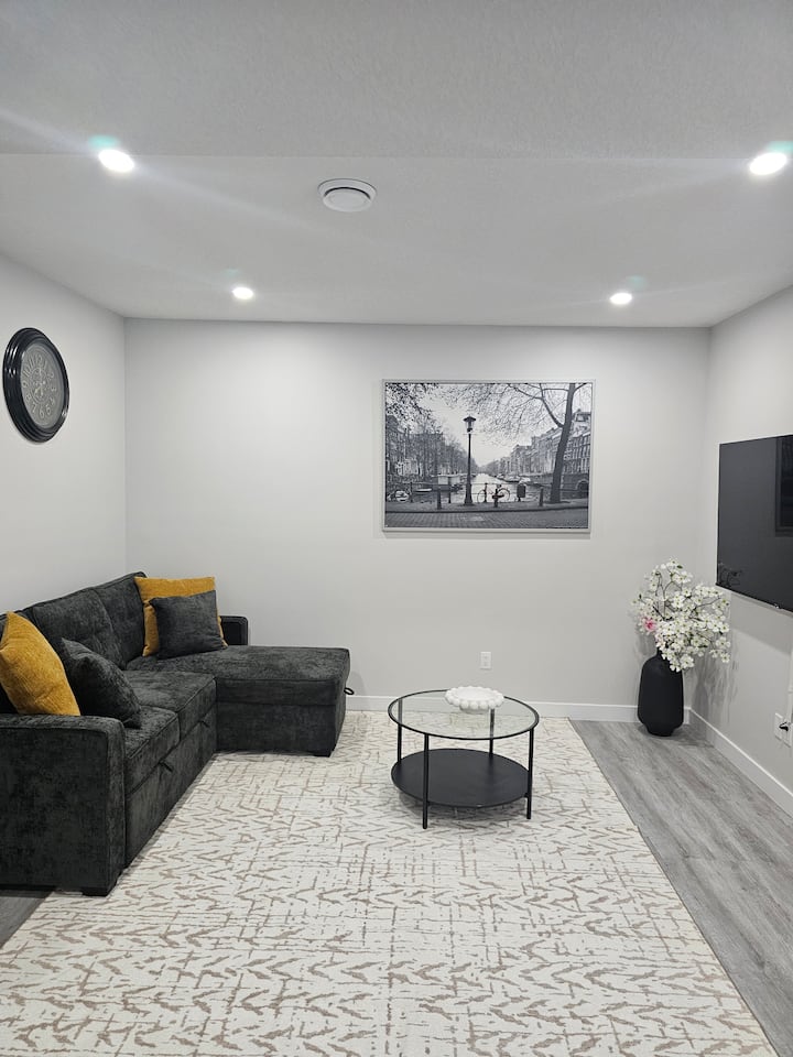 Cozy On 516 (1 Bedroom Suite, Sleeps 3) - Airdrie