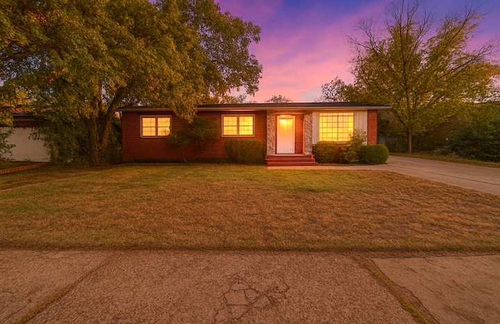 Big Patio & 2 Living Rooms • Lbk Gathering House - Lubbock, TX