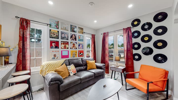 Groovy Getaway In The Heart Of Denver - Lakewood Vineyard, Lakewood