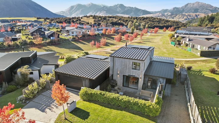 Wanaka Retreat – Spa, Views And Space To Unwind - Wanaka