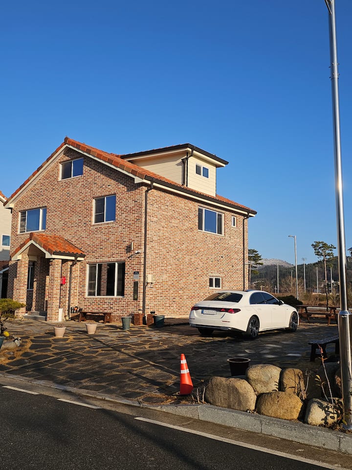 Manie House(매니하우스)
가족이 함께 머물며
풍경.시간을 나누는
독채형 숙소입니다 - Sokcho