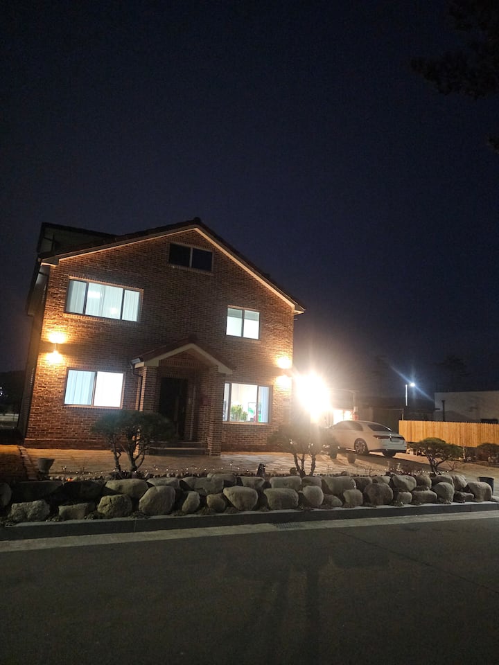 Manie House(매니하우스)
가족이 함께 머물며
풍경.시간을 나누는
독채형 숙소입니다 - Sokcho-si