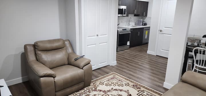 Cneorm Haven: Elegant 2-brm Suite Near Yeg - Edmonton